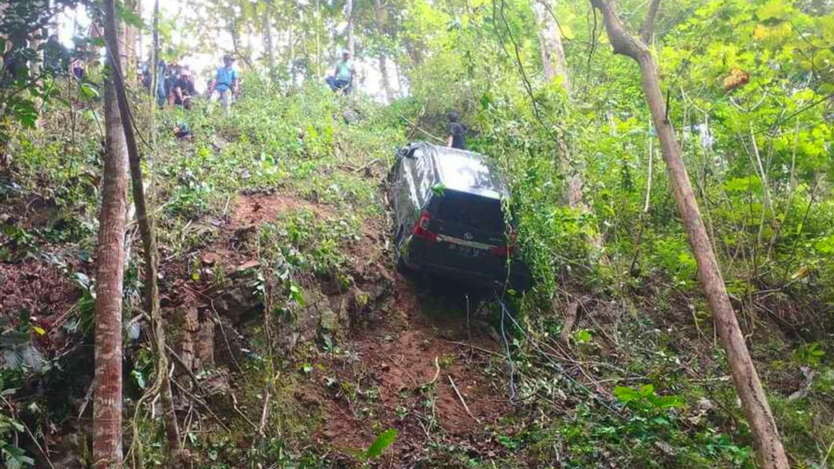 Google Maps ‘Kasih Jalan Pintas’ ke Jurang, Sopir Xenia Nyemplung 50 Meter!